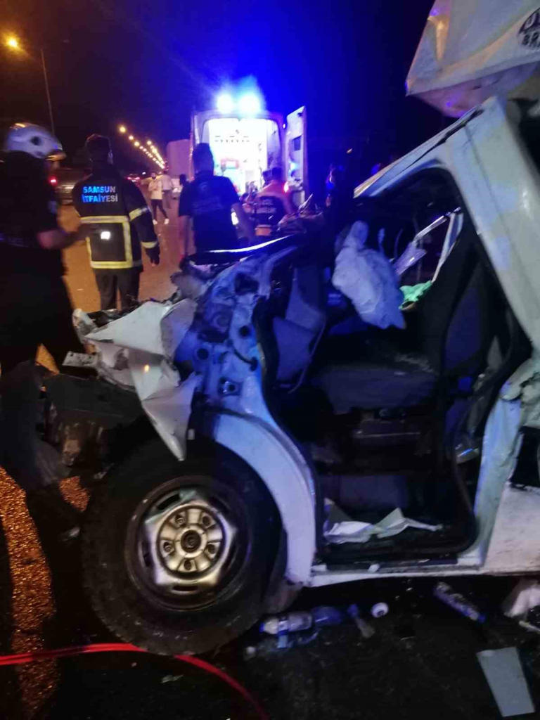 Samsun’da kamyonet park halindeki tıra çarptı: 1 ölü, 1 yaralı