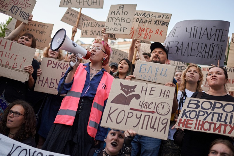 Ukraine sign anti-corruption and defence budgetting changes into law