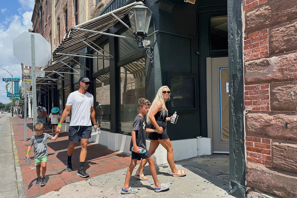 Paula Deen has abruptly closed the Savannah restaurant that launched ...