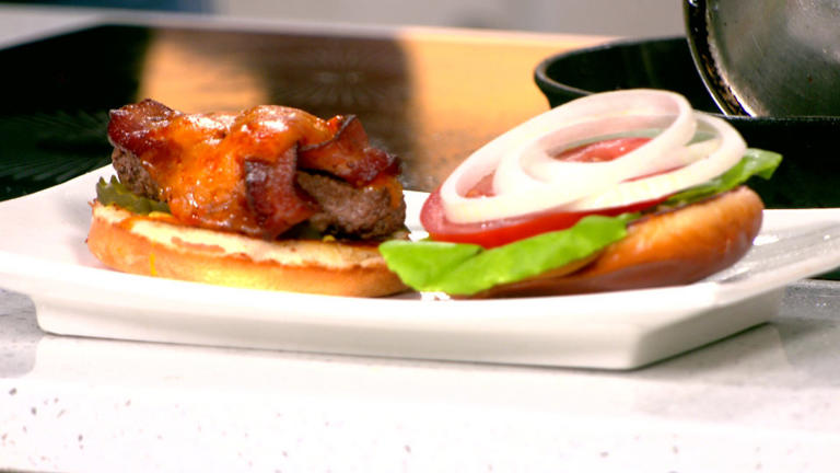 ‘Mr. Knozit Burger’: Local restaurant honors WIS legend Joe Pinner with ...