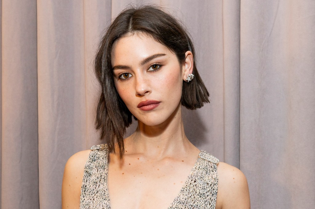 Watch Gracie Abrams Sing ‘Dancing on My Own' With Robyn & Thousands of ...