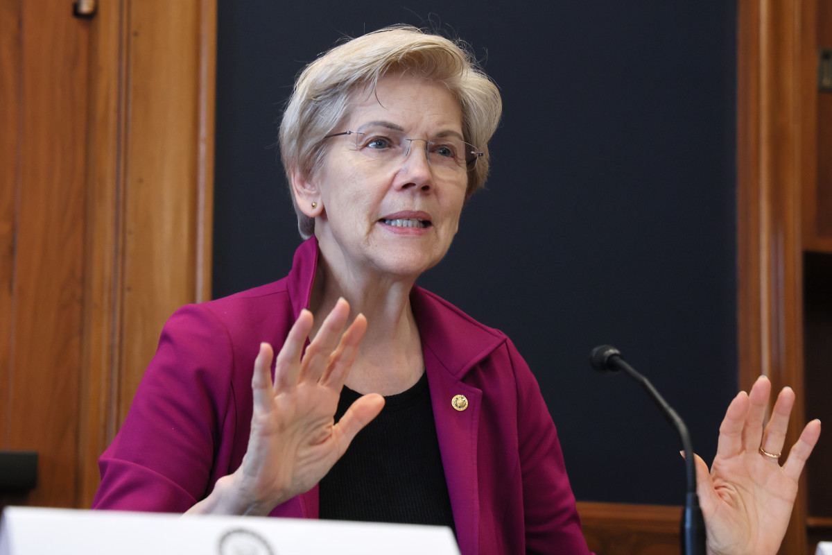 Elizabeth Warren turns up heat on OCC over Trump family's business ventures
