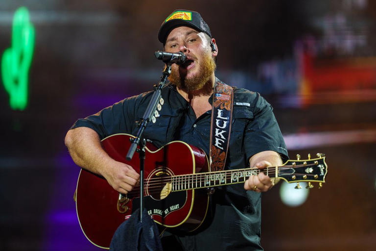 Lollapalooza fans issued warning over 'unhealthy' weather conditions ...