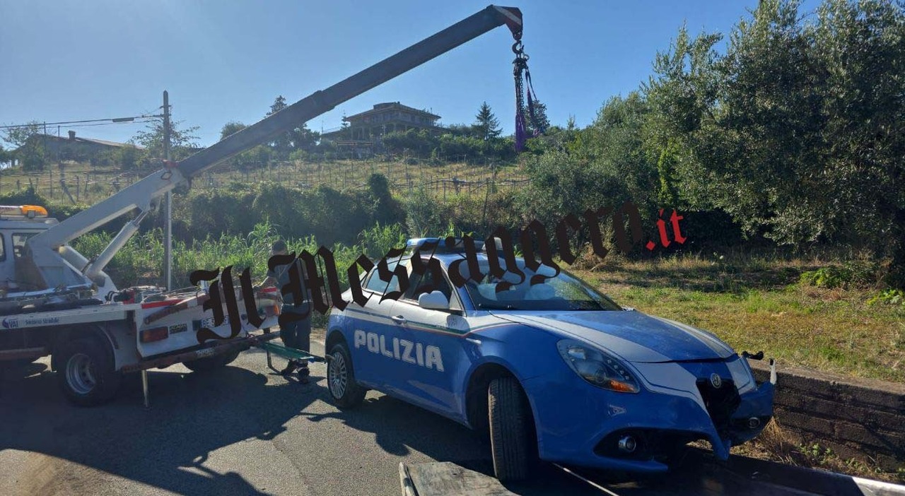 Velletri, incidente durante un inseguimento: volante della Polizia ...