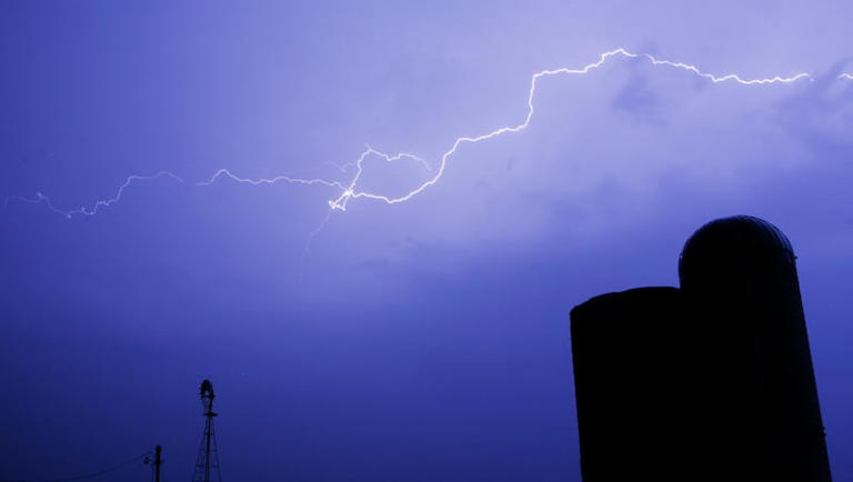 A lightning strike that was 515 miles long just set a new world record