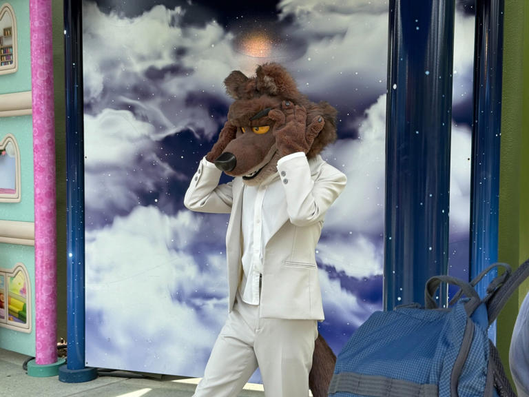 PHOTOS, VIDEO: Mr. Wolf from The Bad Guys 2 Meet and Greet Debuts at ...