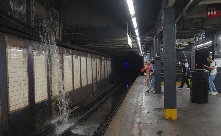 Hochul directs full MTA review of outages that crippled subway lines ...