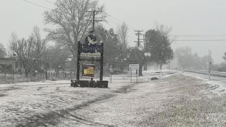 Snow falls in northern NSW as wet weather continues to lash state