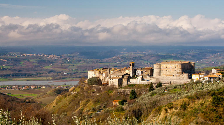 Tucked Between Florence And Rome Is Italy's Medieval Castle Town With ...