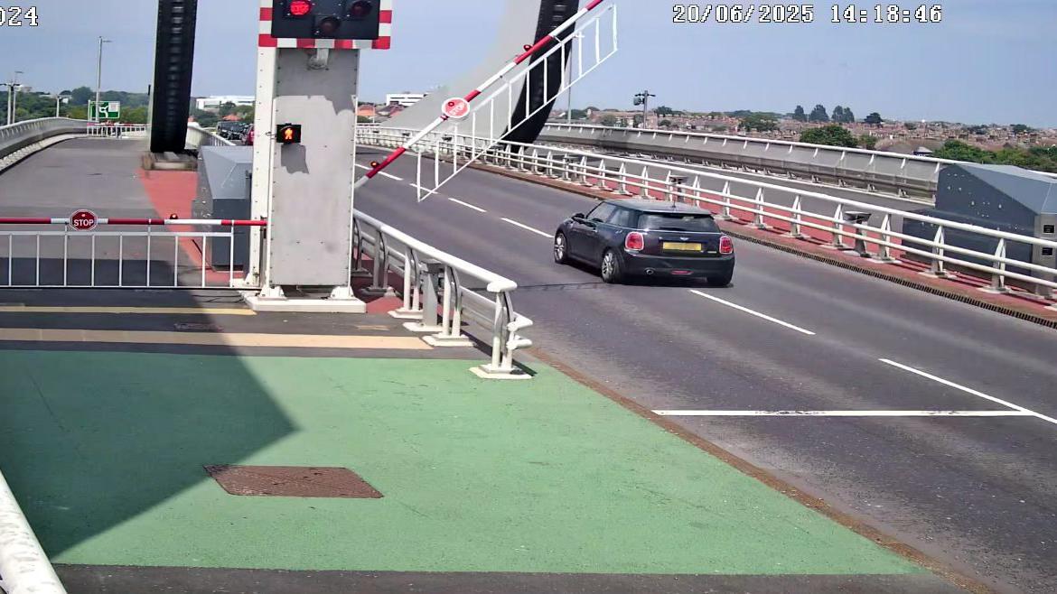 'Irresponsible' motorists run red lights at bridge