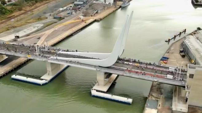 'Irresponsible' motorists run red lights at bridge