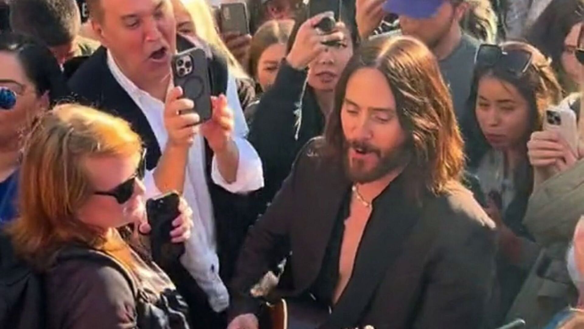 Lead Singer of Famous Rock Band Surprise Crowd With Impromptu Performance