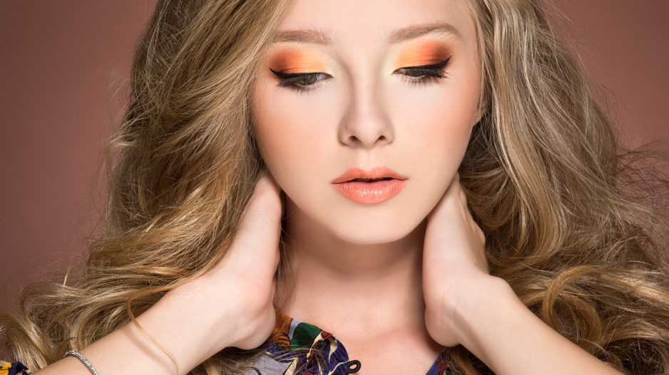 Zkuste líčit oči ve stylu Sunset Eyes, jenž připomíná letní západy slunce: Oranžové a zlaté tóny ...