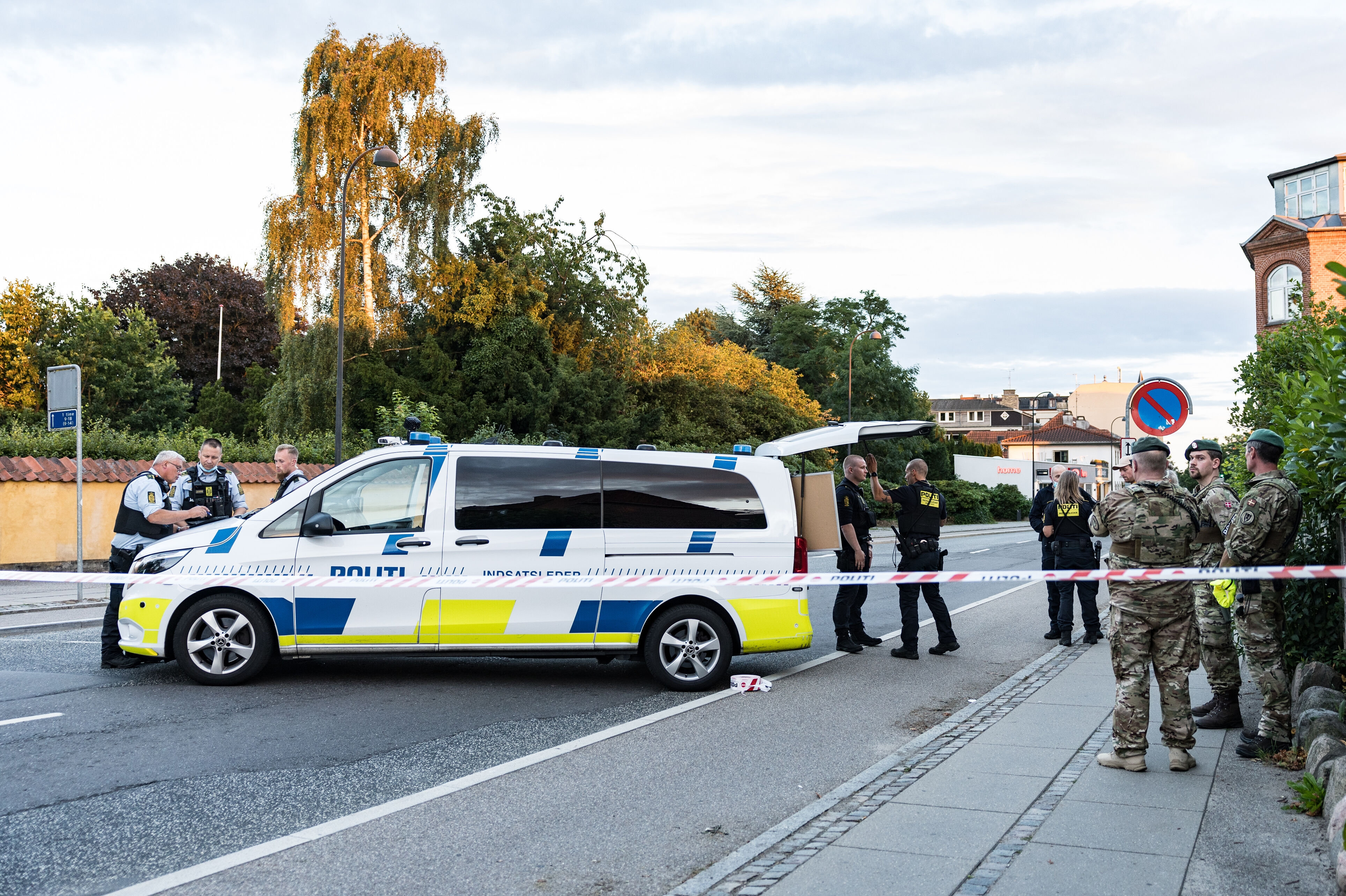 To personer er sigtet for drabsforsøg efter skyderi på åben gade