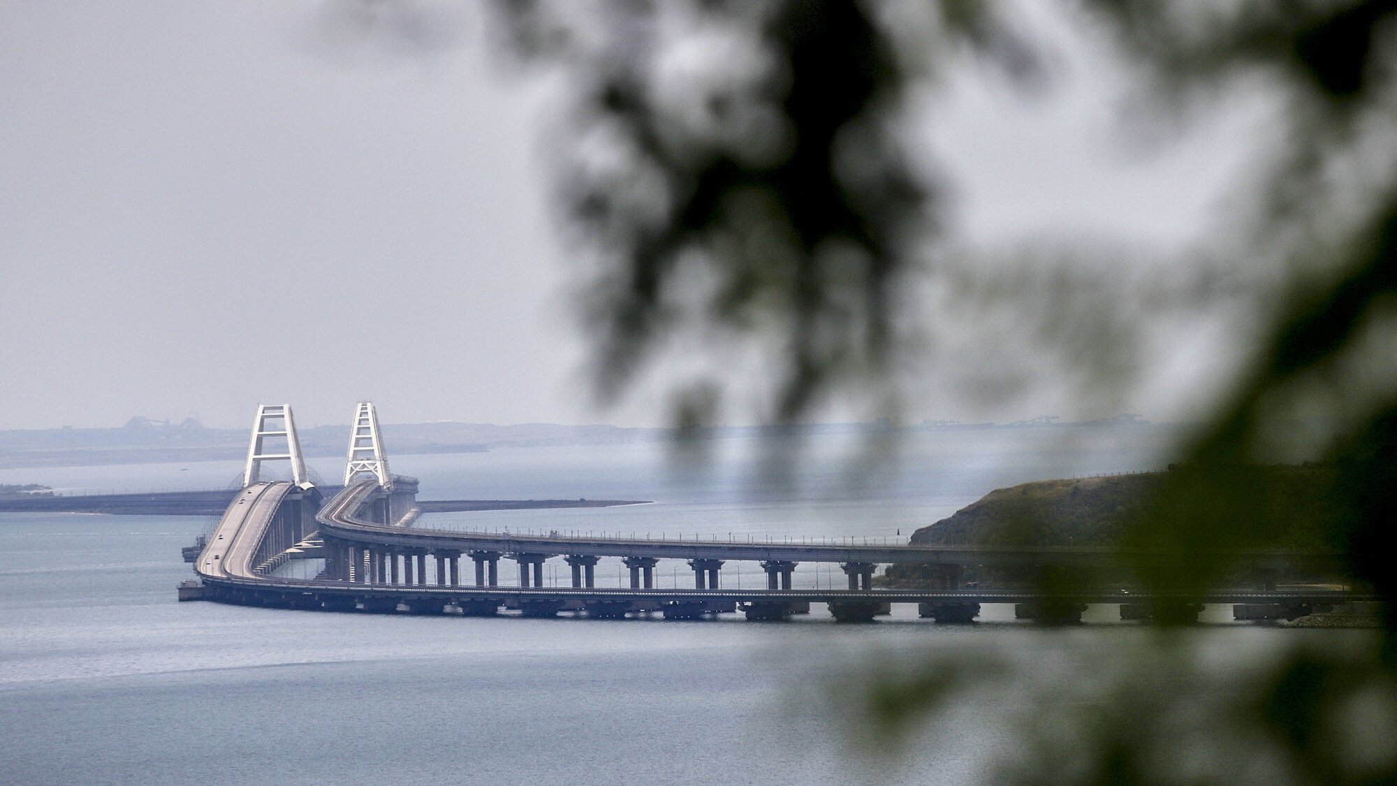 Most Krymski zamknięty na kilka godzin po serii eksplozji
