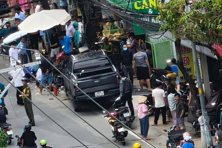 Ô tô tông gãy cột điện rồi lao vào người đi đường, tài xế bất tỉnh bên ...