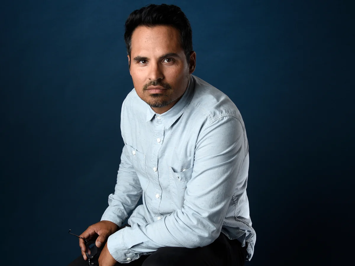 Michael Peña Junta-se a Chris Hemsworth e Lily James no Thriller Submarino “Subversion”