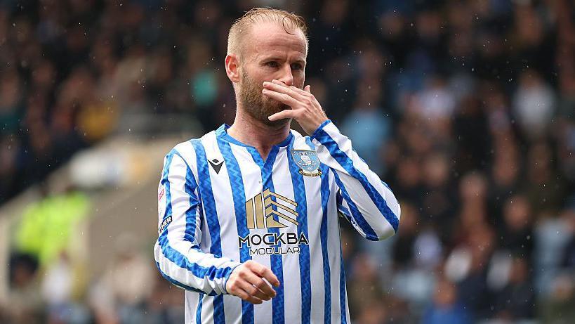 Bannan signs new deal at crisis club Wednesday