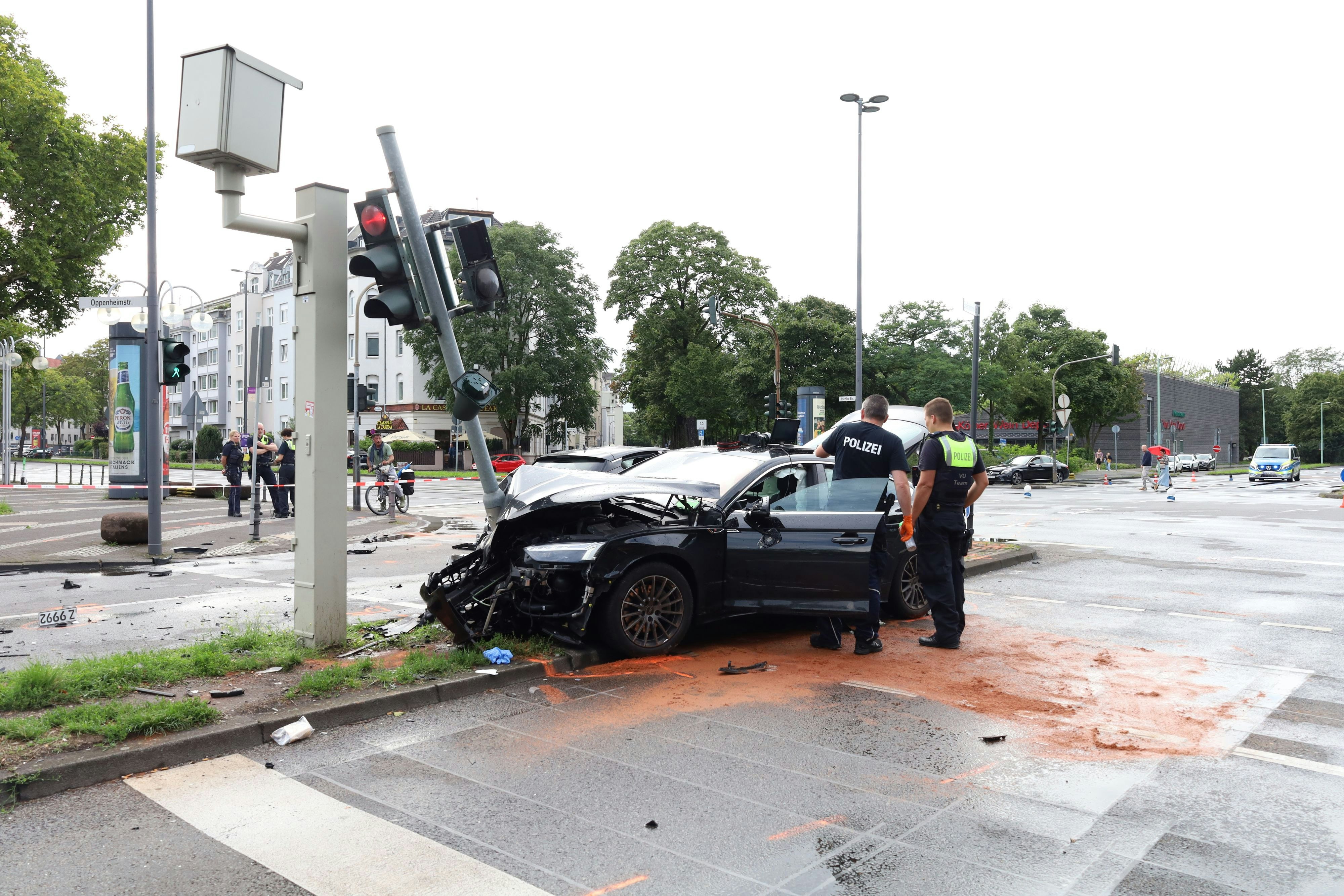 Heftiger Unfall in Köln: Koks-Test bei Chaos-Fahrer positiv – fünf ...
