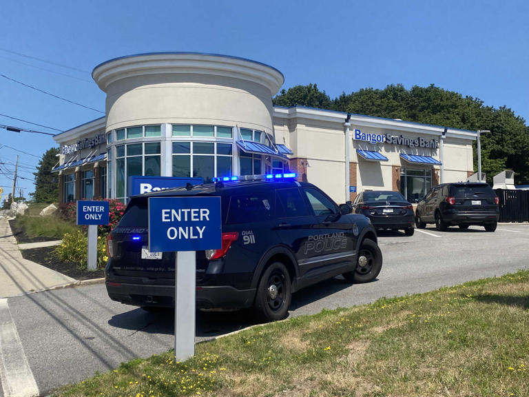 Police looking for suspect in Portland bank robbery