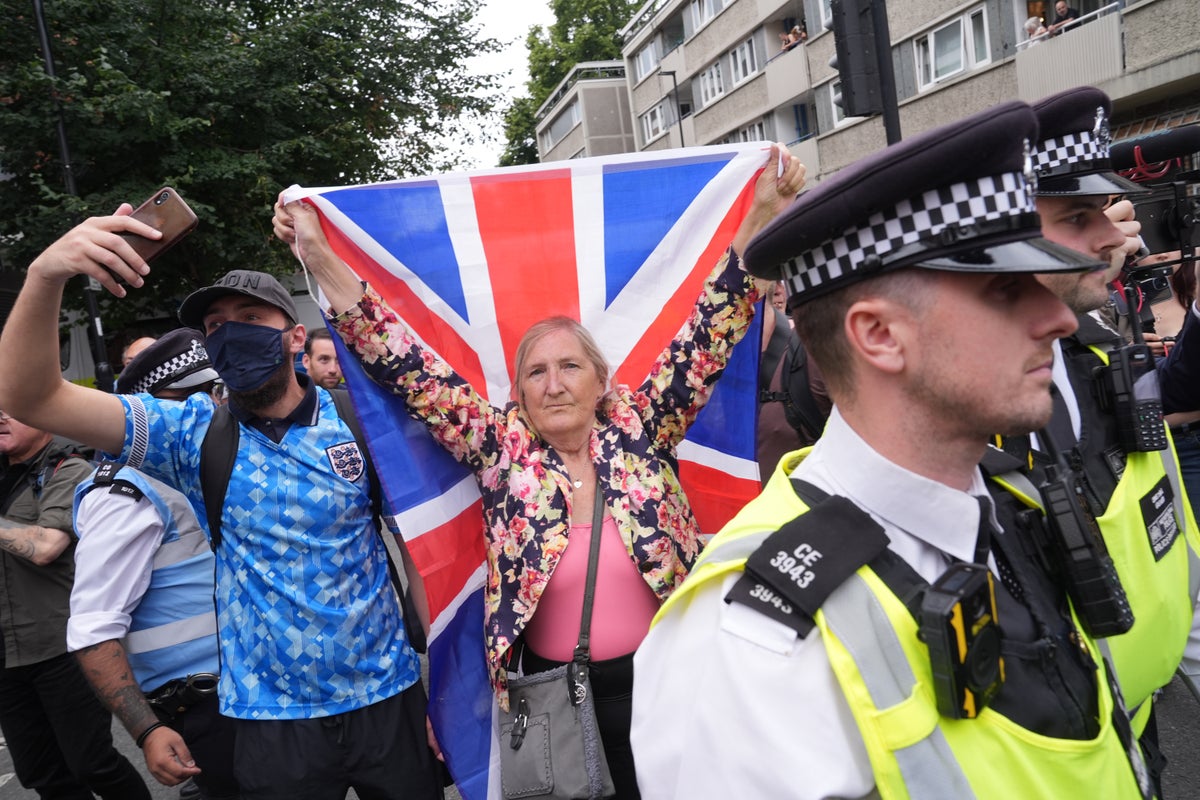 Rival groups clash outside London asylum hotel as police issue arrest ...