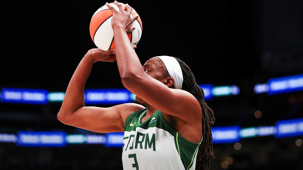 Nneka Ogwumike joins rare scoring club in Fever clash