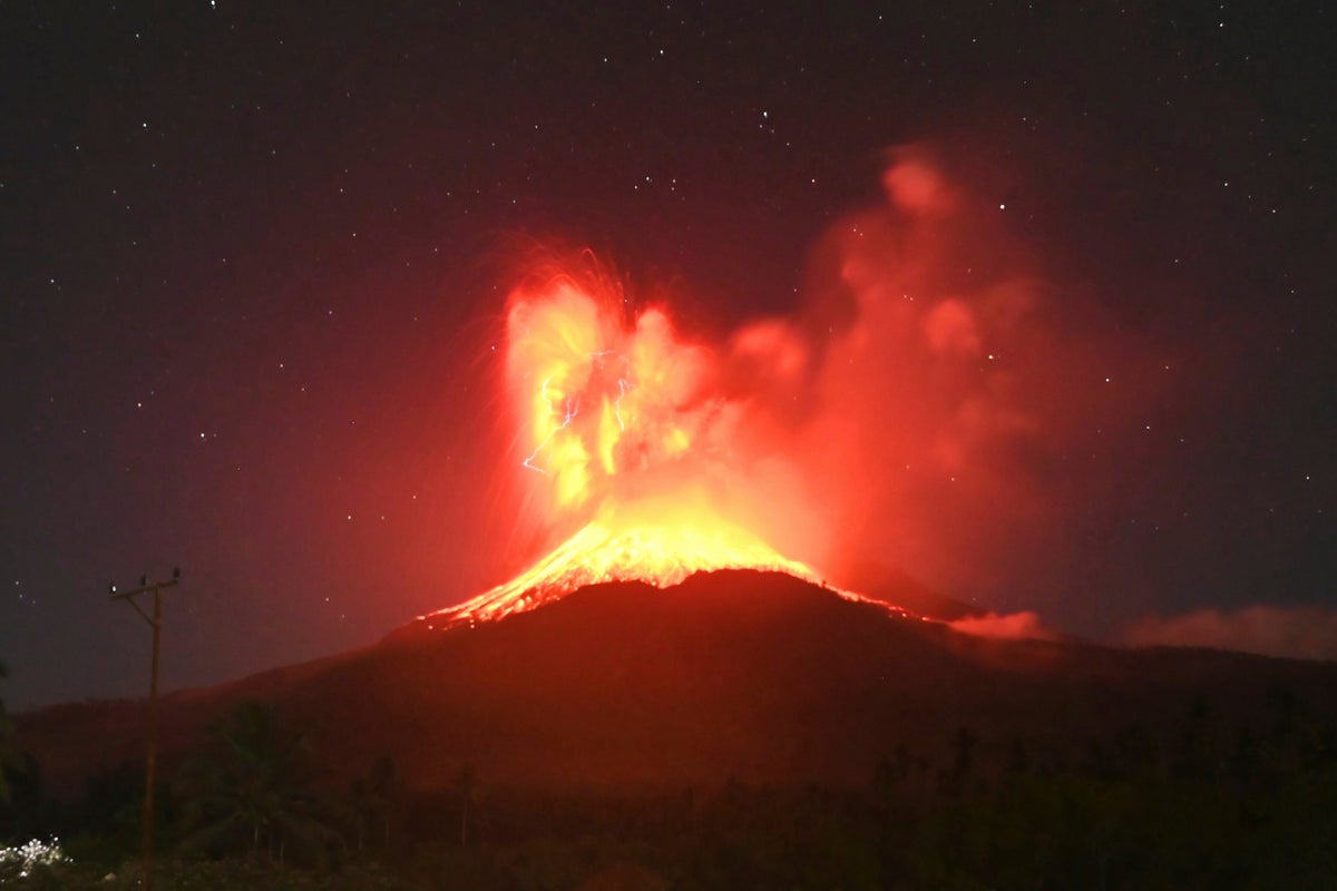 Volcano eruption sends ash 11 miles into sky