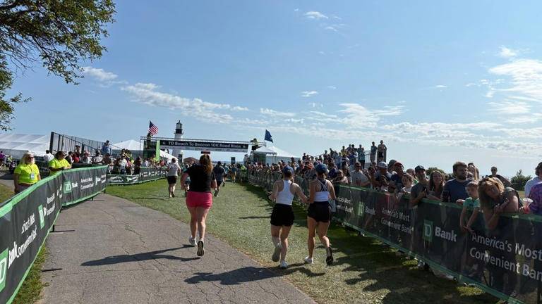 Runners fill the streets at Beach to Beacon 10K