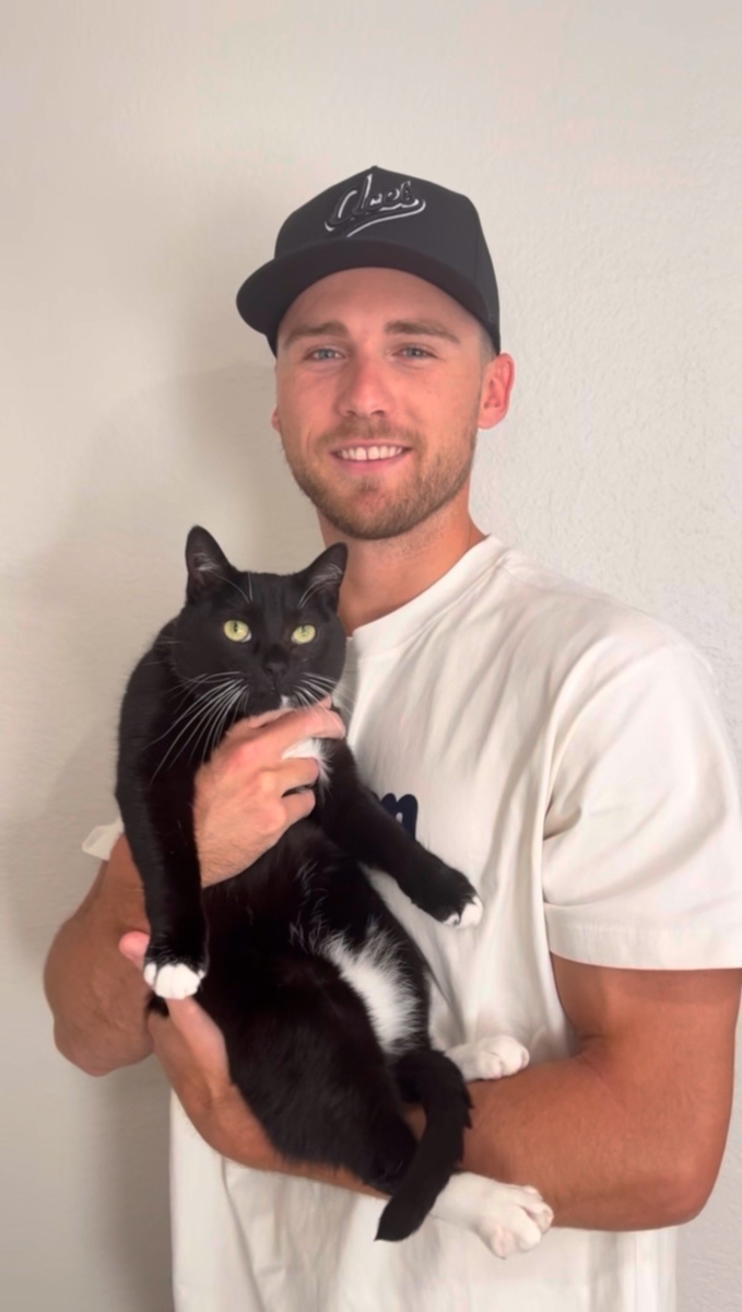 Twins sign new pitcher Tolhurst, release Hernandez