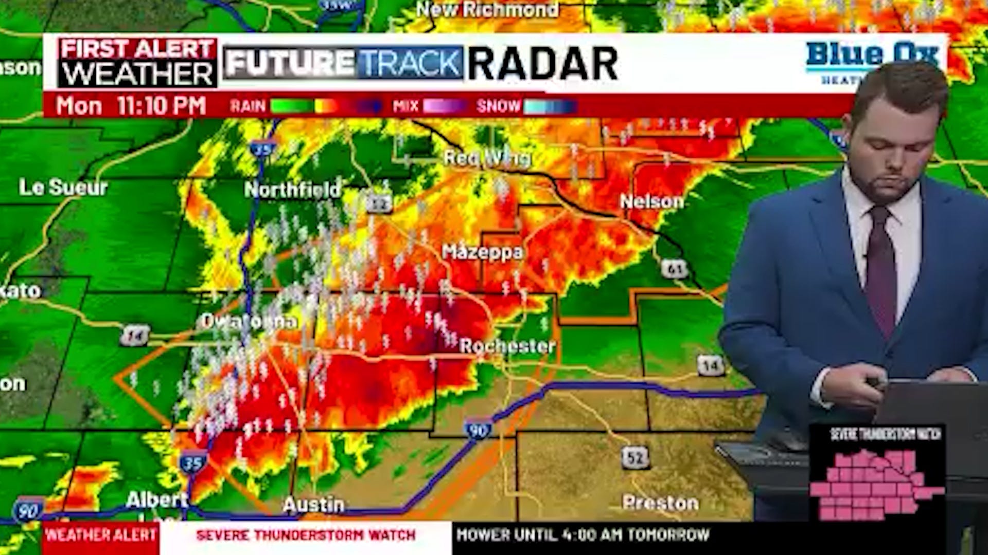 TV meteorologist pauses severe weather forecast to text family in viral ...