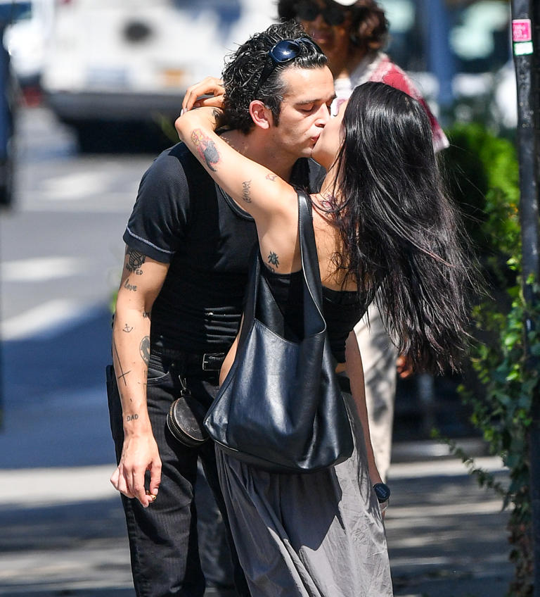 Matty Healy comforts crying mom outside LA restaurant after Taylor ... Matty Healy comforts crying mom outside LA restaurant after Taylor ...