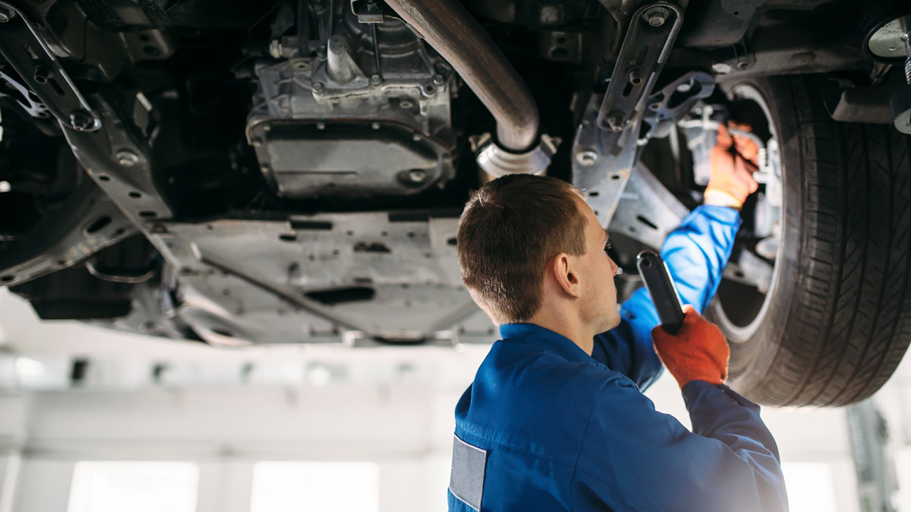 10 Bad Car Habits That Mechanics Wish You'd Quit Now