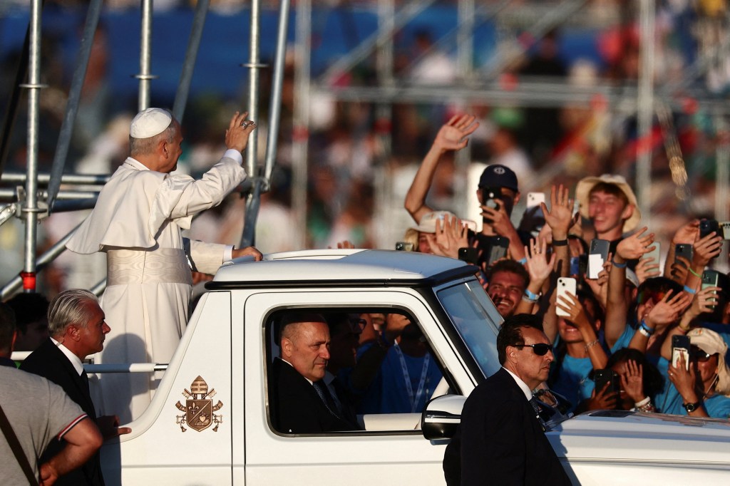 Pope leads youth jubilee with slumber party and Mass; enjoys Chicago pizza