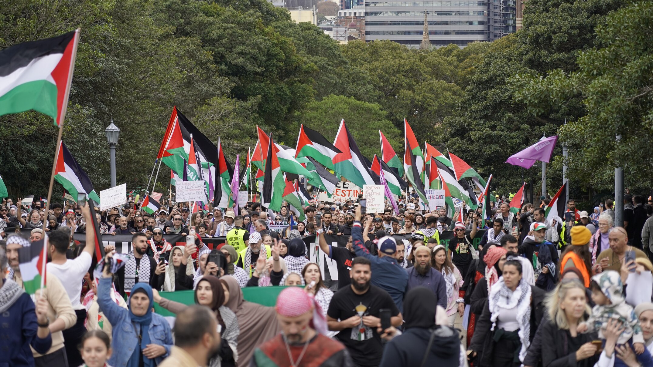 Thousands of pro-Palestinian supporters expected for 'historic' march ...