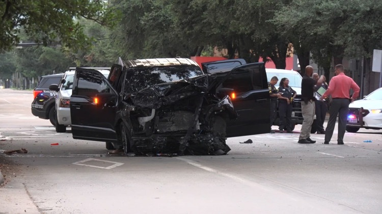 HPD: Speeding driver blows through red lights before slamming into ...