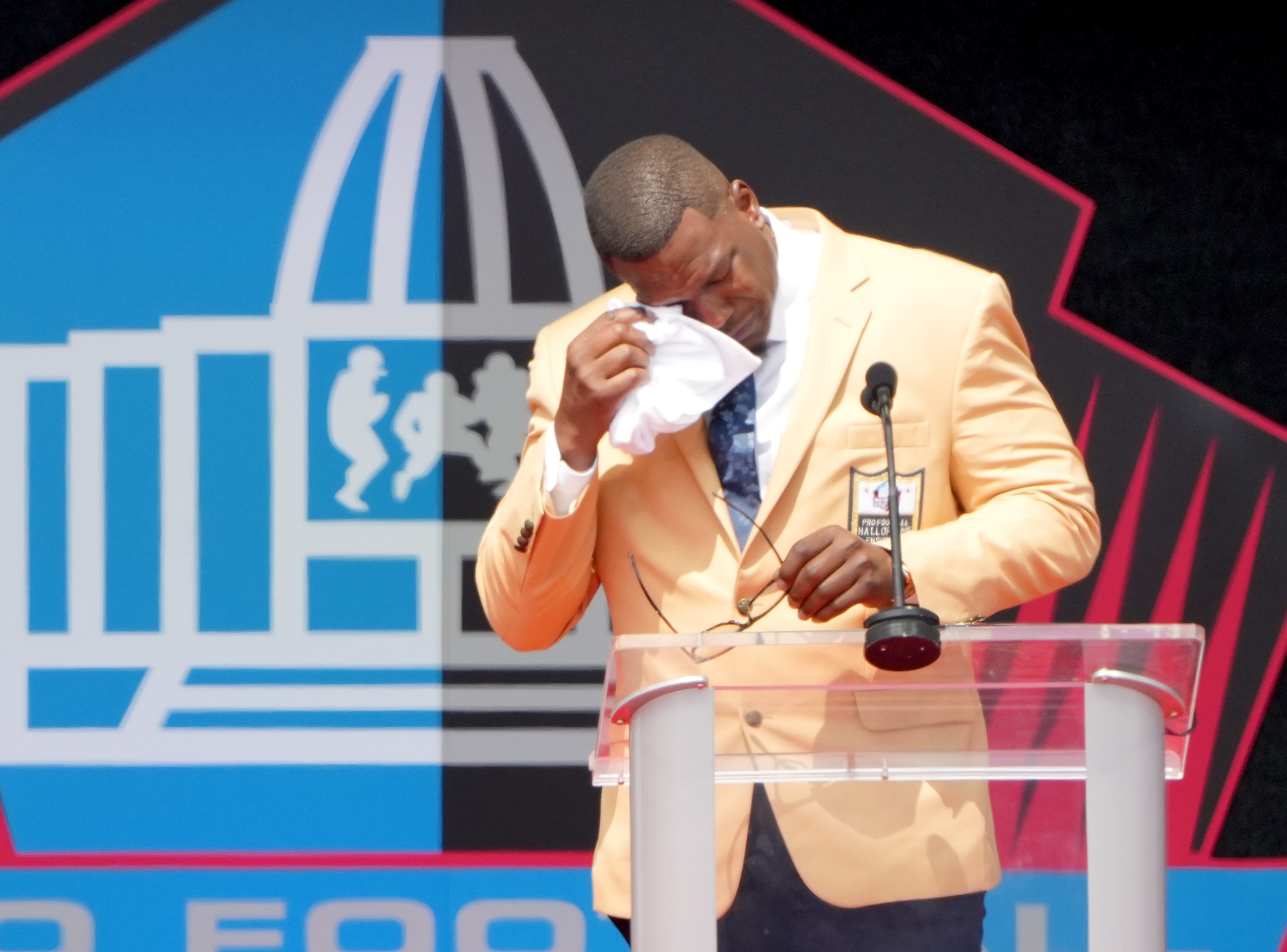Emotional: Watch Antonio Gates honor Philip Rivers in Hall of Fame speech