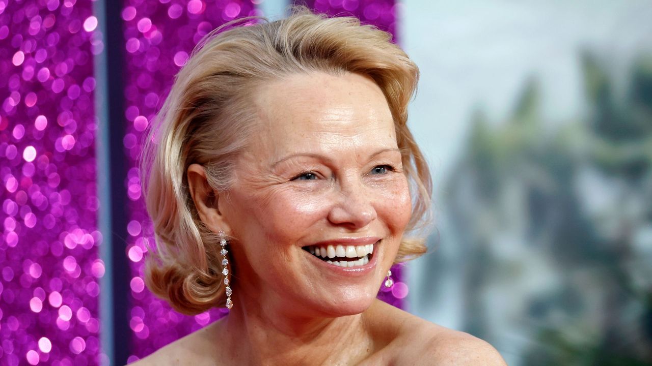 When it comes to spring outfit formulas, Pamela Anderson proves the ...