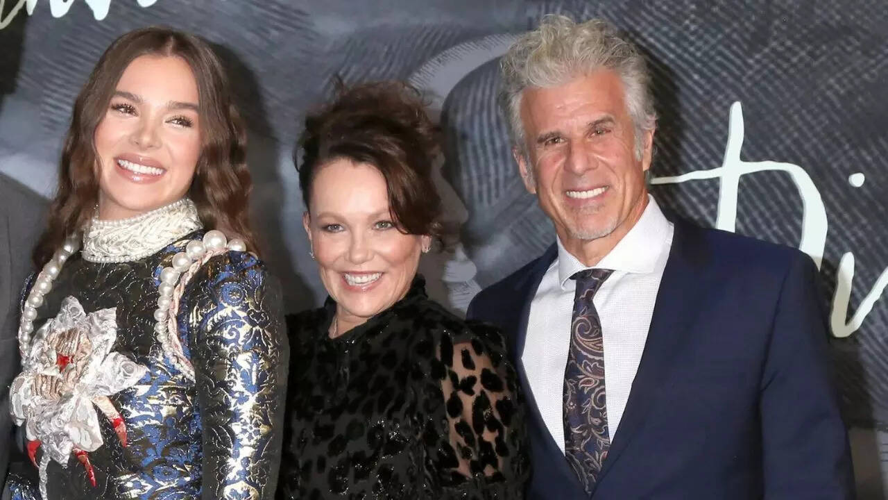Hailee Steinfeld’s dad goes viral as fans say he could suit up for Josh ...