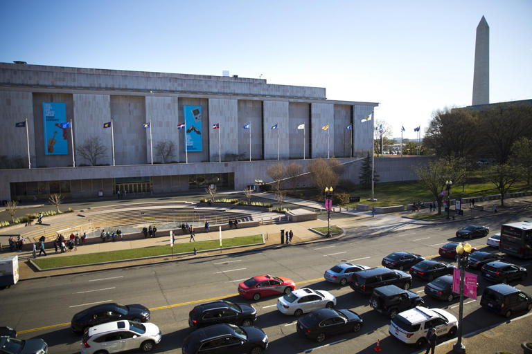 Smithsonian will again include Trump in impeachment exhibit in 'coming ...