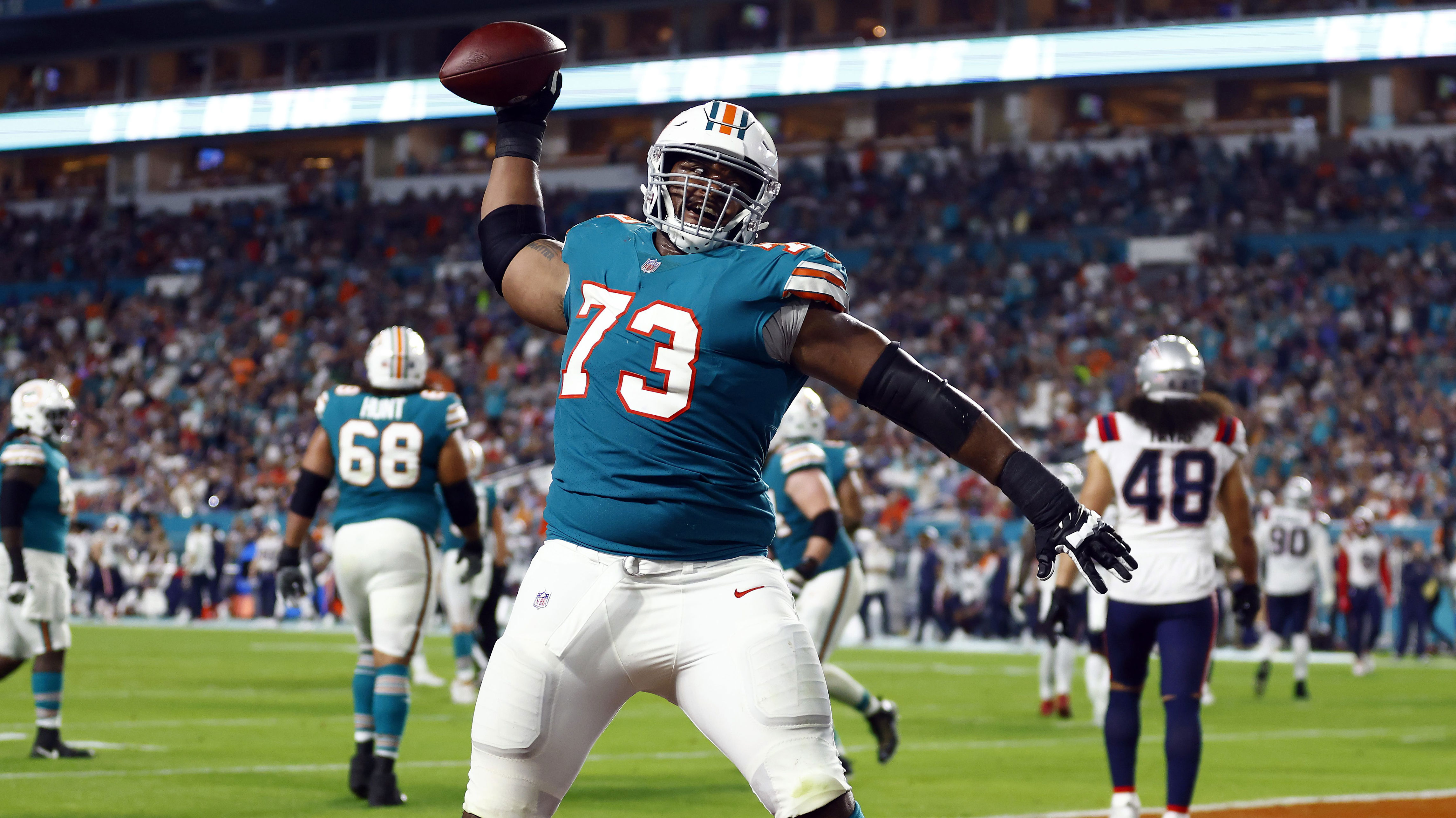 Dolphins’ Blind Side Tackle To Miss ‘Weeks’ With Leg Injury