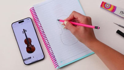 Mini Violon en utilisant du Gel pour Ongles