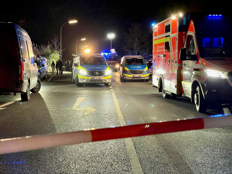 Unfall auf B8: Autofahrer weicht aus und kollidiert mit Baum in Hennef