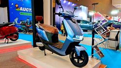 8 Rekomendasi Motor Listrik Bagasi Besar, Helm Masuk Semua!