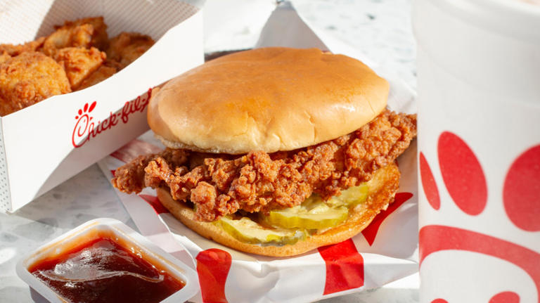 You Can Make A Copycat Chick-Fil-A Sandwich With Just Walmart Ingredients