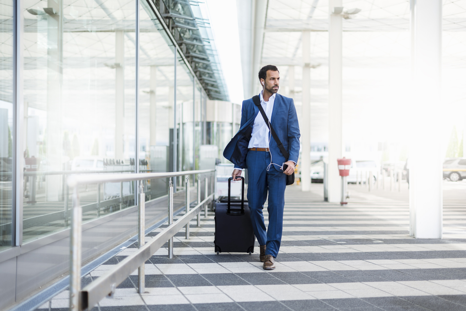 8 essentials for long haul flights every business traveler needs