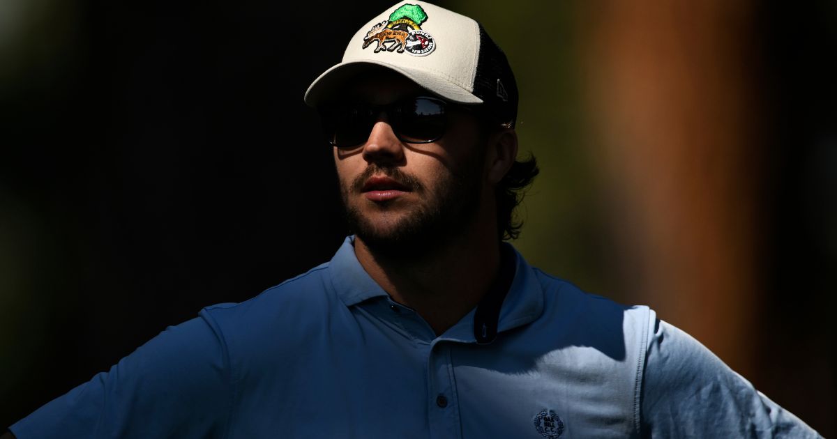 Watch: Reigning NFL MVP Stops Signing Autographs the Instant He Sees ...