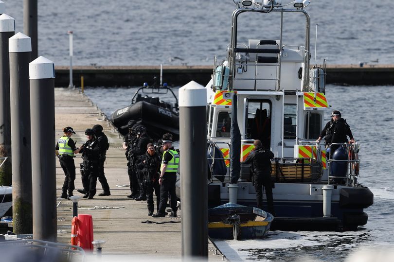 Police officer rushed to hospital as armed cops called to River Clyde chase