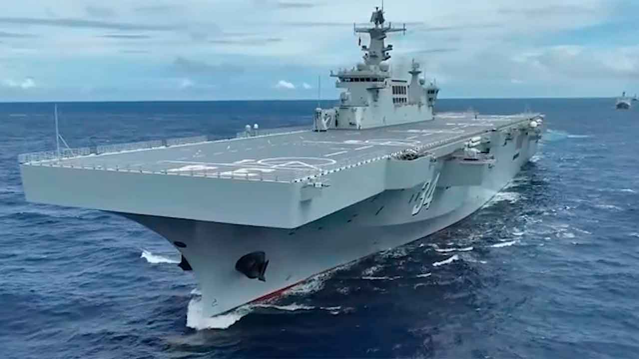 Vidéo : La Chine met en service le quatrième navire d’assaut amphibie Type 075, Hubei