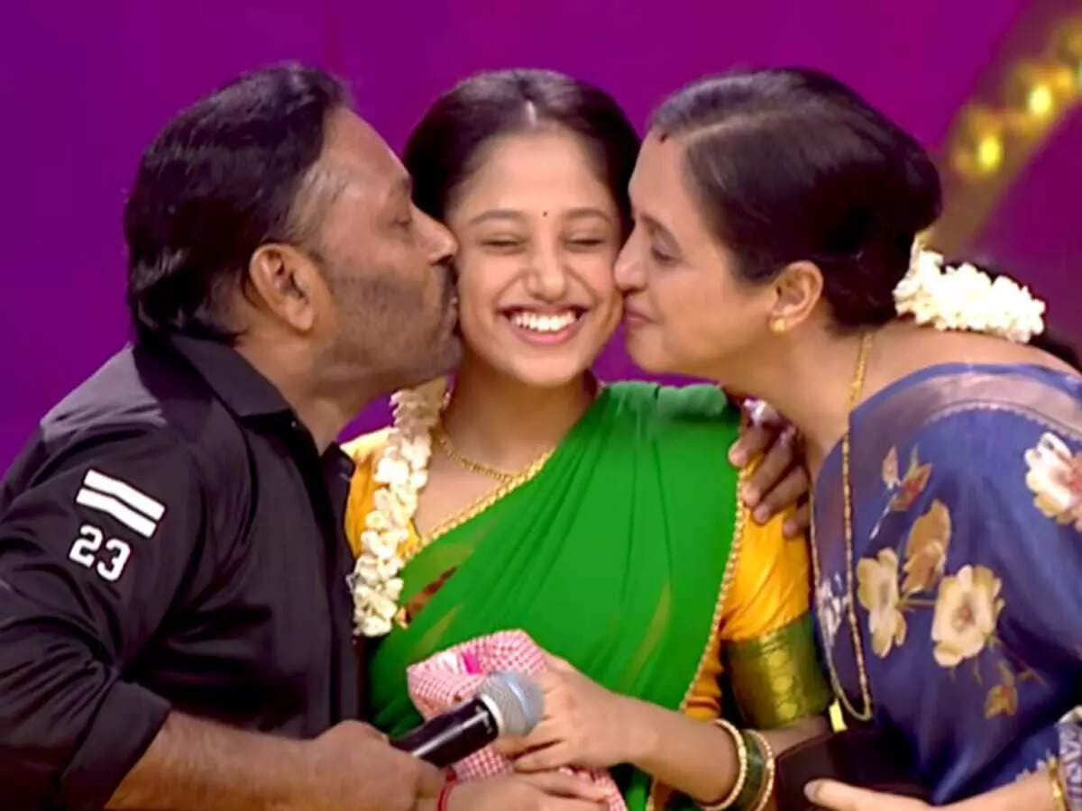 Director Rajakumaran surprises daughter Iniya on the sets of 'Sa Re Ga ...