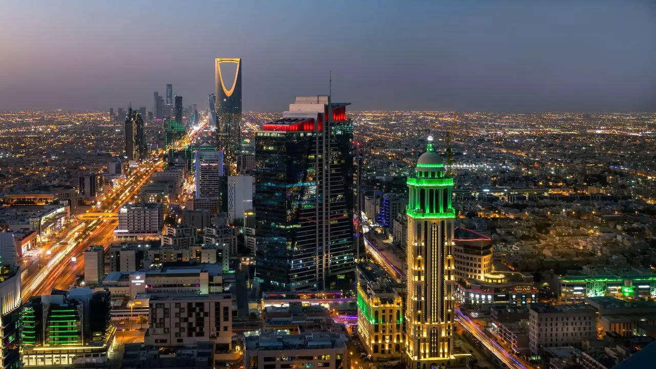 Saudi Arabia executes eight individuals for smuggling and murder
